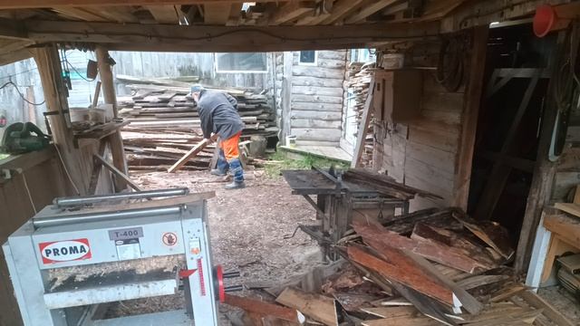 Пилю дрова из горбыля на собственной циркулярке.