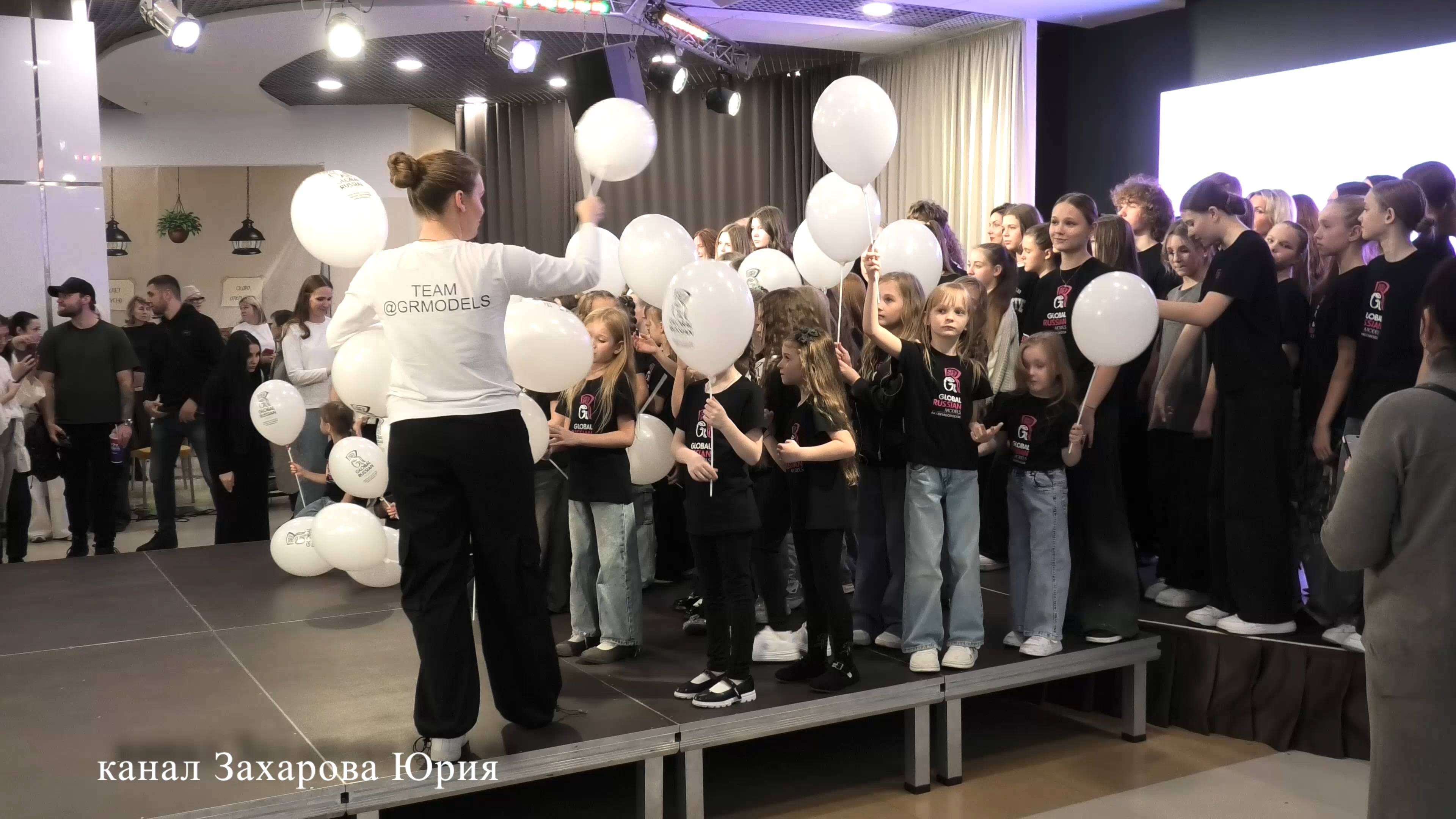 Финал модельного показа агенства GRM на подиуме в Сан Сити  2 ноября 2025 Новосибирск