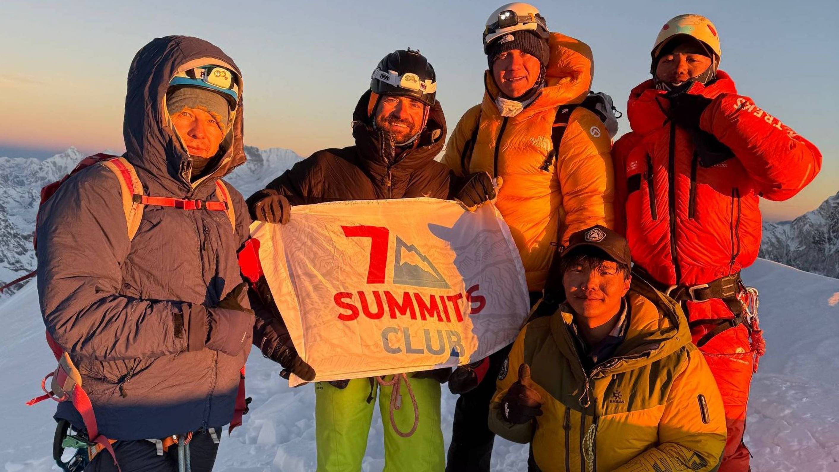 Фрагмент восхождения группы Клуба 7 Вершин на вершину Ама-Даблам в Непале