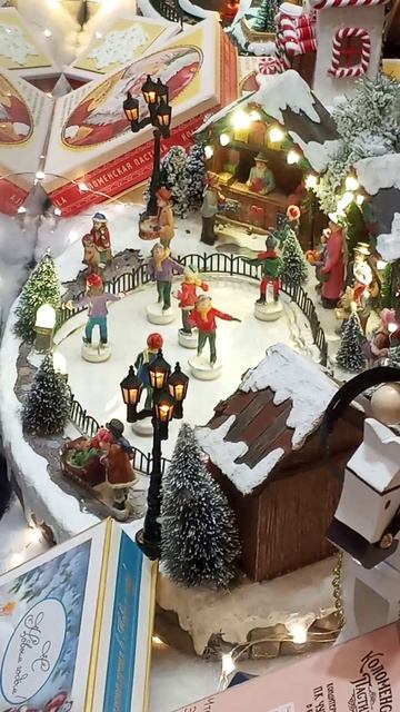 Новогодняя витрина в магазине