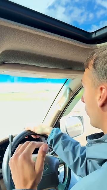 корабль на мели и  шоссе при океанском отливе