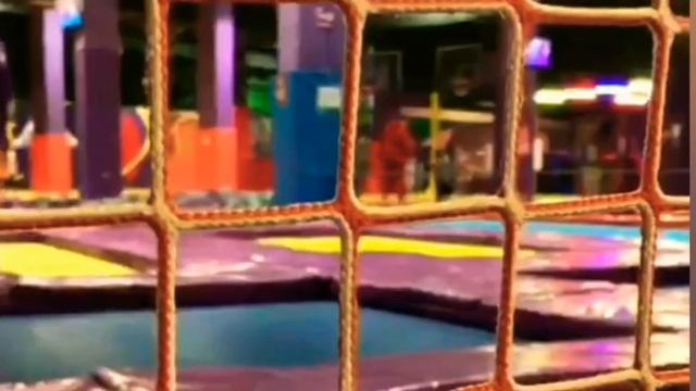 На батутах . On trampolines .