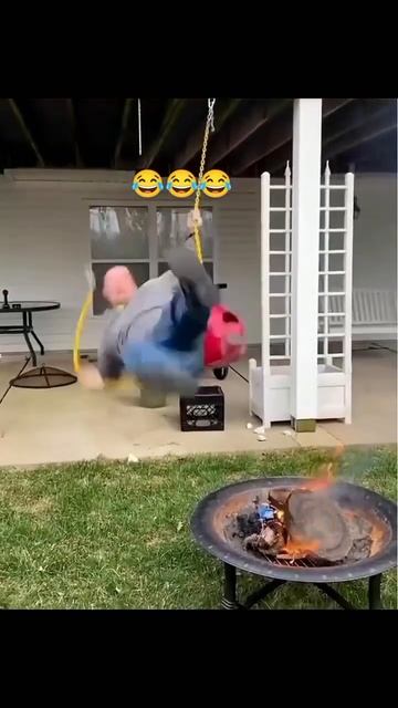 Шутить с людьми.