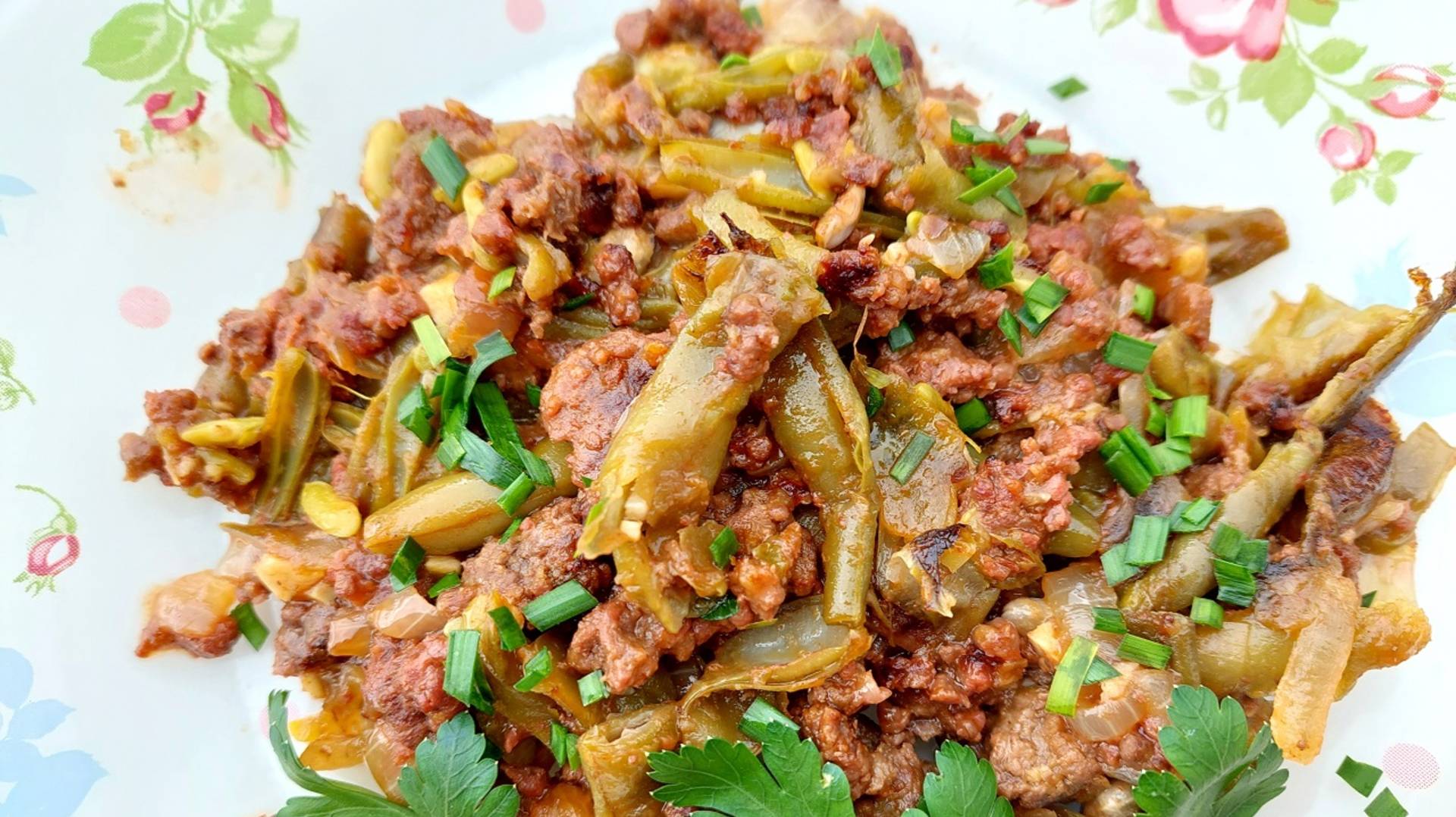 Стручковая фасоль тушеная с фаршем из оленины. Получилось вкусно и сочно.