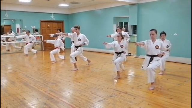 На тренировке по карате.  Вдруг вы соскучились по Алексею в кимоно)