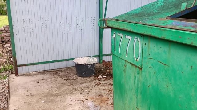 Телевизор, бутыли с мусорки