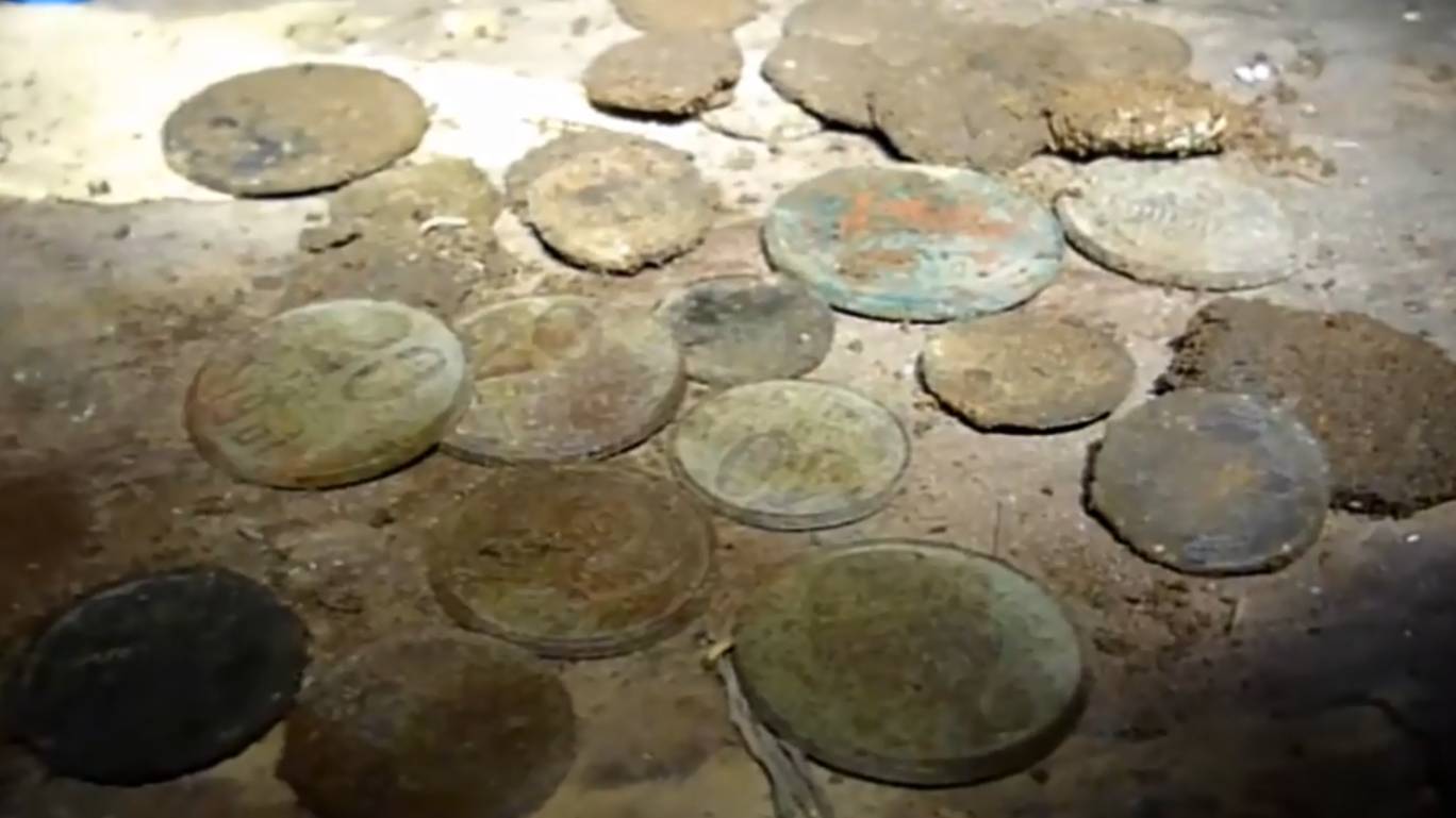 АРХИВ. Шурф магазина. 88 монет с квадратного метра!