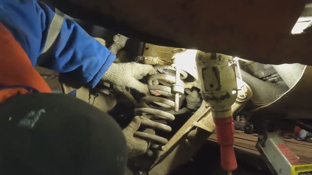 Москвич. Как заменить пружину на автомобиле Москвич 2140.