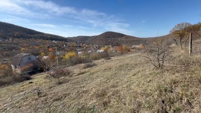 Осматриваю 4 земельных участках в эко селе Мраморное, до асфальта 20 метров, есть свет рядом.!