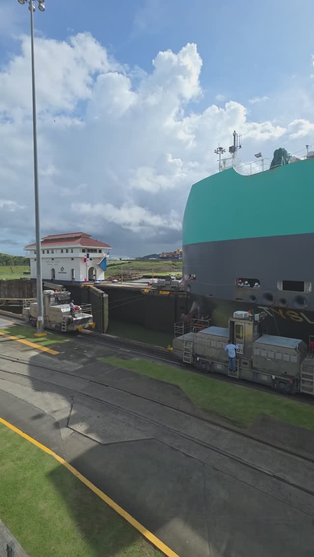 Вот так выравнивают переходы судов через Панамский канал