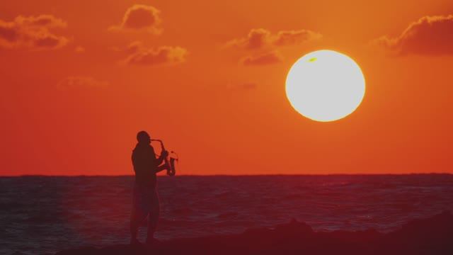 Syntheticsax - Между Солнцем и Океаном (Between the Sun and the Ocean) Саксофонист на берегу