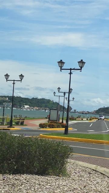 Дамба Амадор в Панаме соединяет город с островом