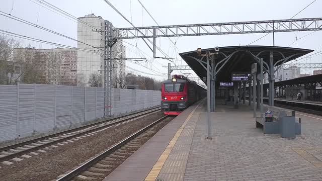 Электровоз ЭП20-080 (ТЧЭ-6) со скорым поездом "Двухэтажный состав" № 063Й Самара — Санкт-Петербург.