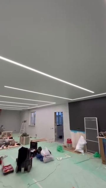 Натяжной потолок со световыми линиями: масштабный проект в деталях!