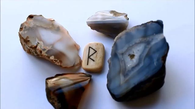 Руны и камни.  Райдо и берилл с агатом.