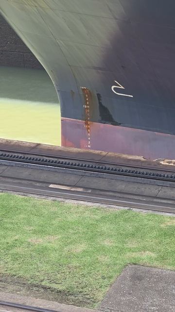 Как проходят суда через Панамский канал?