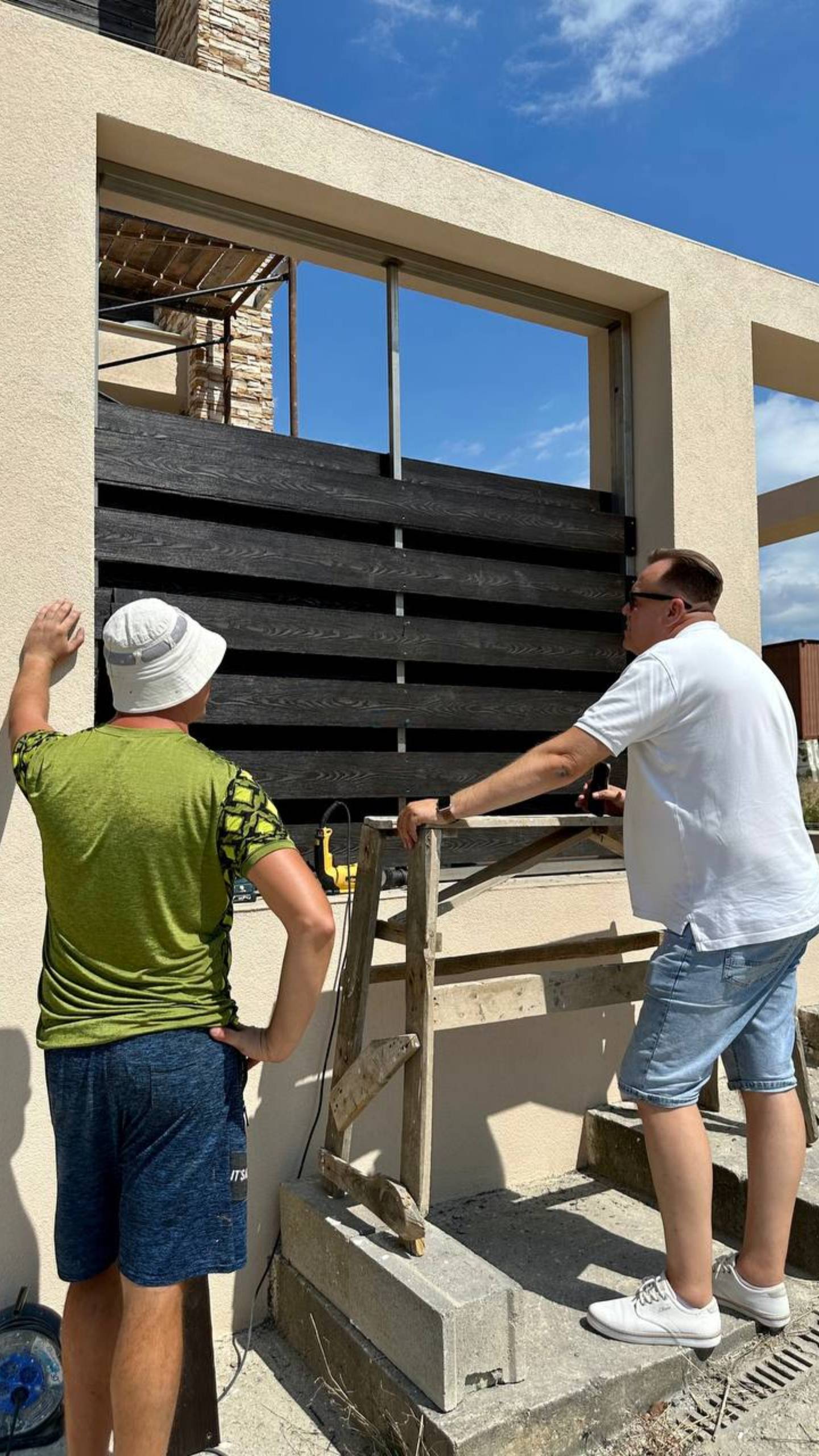 Завершили устройство забора в современном стиле