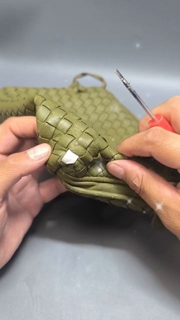 Реставрация и ремонт уголков  и обновление цвета сумки.