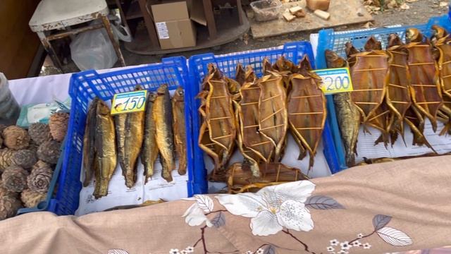 Продажа омуля у озера Байкал