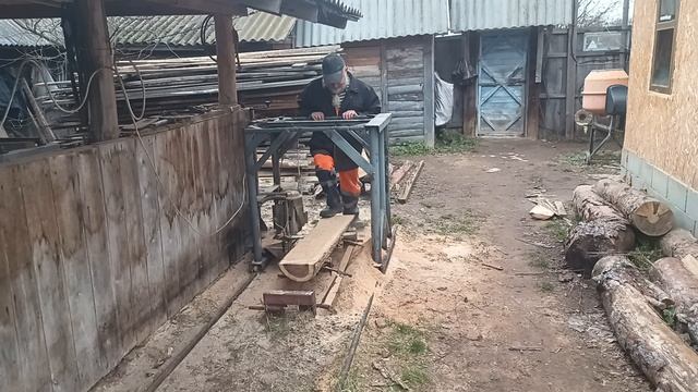 Пилю бревно ясеня на разделочные доски и материал для сундуков.