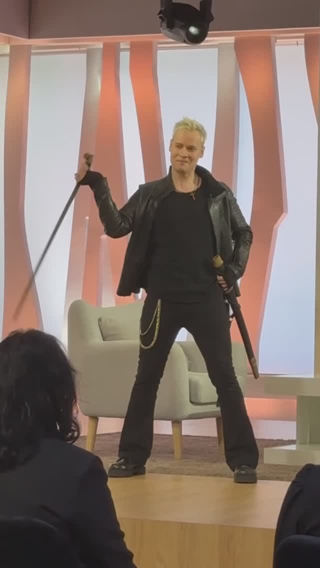 SHAMAN умеет обращаться с шашкой: Всем, кто меня не любит #shaman #backstage #fyp #rec #рекомендации