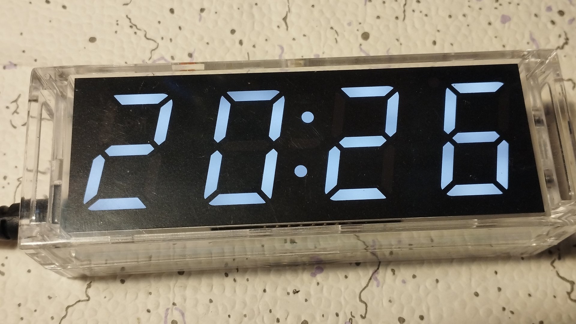 Простые часы в корпусе из китайского радиоконструктора.