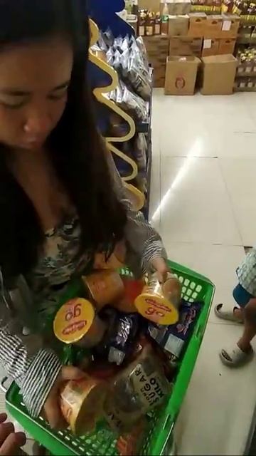 Все готовятся к тайфуну, сметают полки в магазине #филиппины #семьявместе #жизньнафилиппинах