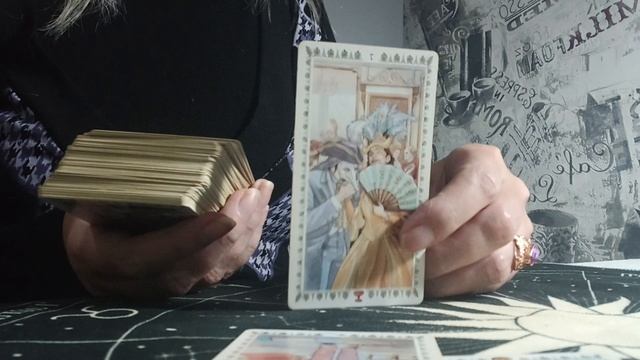 Стоит ли признаться в любви первой? Расклад Таро