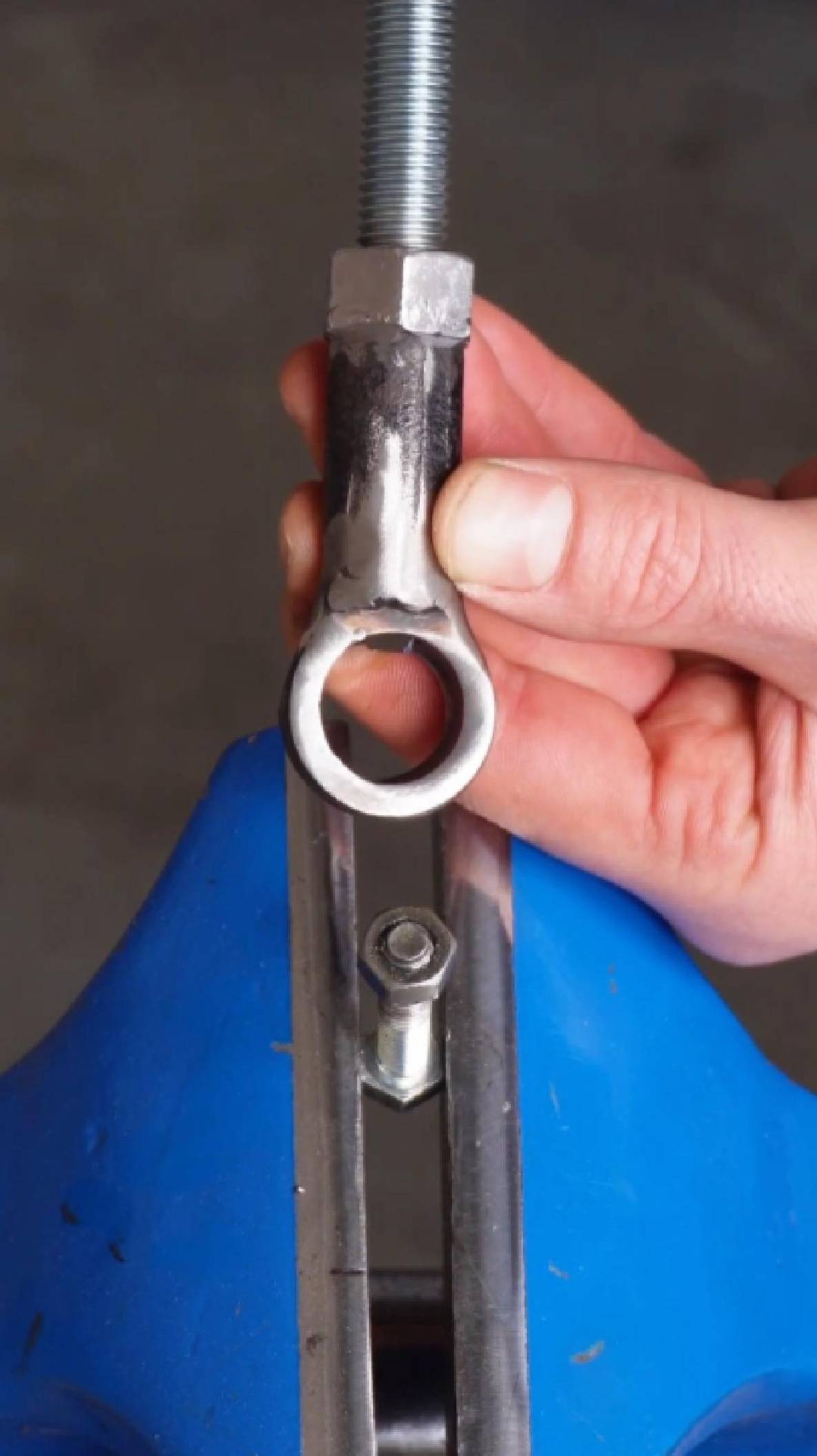 Гайкорез, сделанный своими руками, в действии.