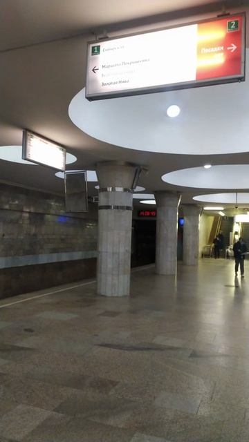 Сибирь. Новосибирск. Станция Площадь Гарина-Михайловского - интерьер, пассажиры  Фрагмент ГМ А 4