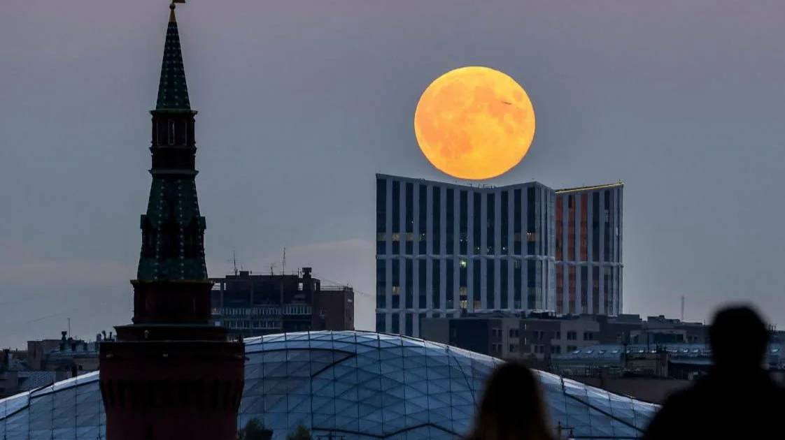 Суперлуние-ст.Р.Мартысь,муз  и исп.нейросети,маст.Ю.Фенько.монтаж В.Зубковой