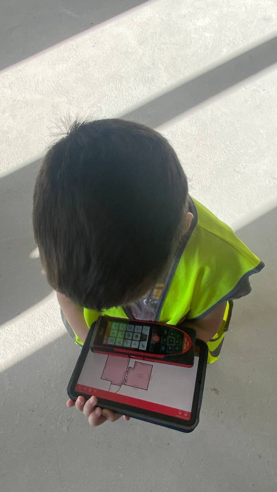 Выполнение измерений помещения лазерным дальномером