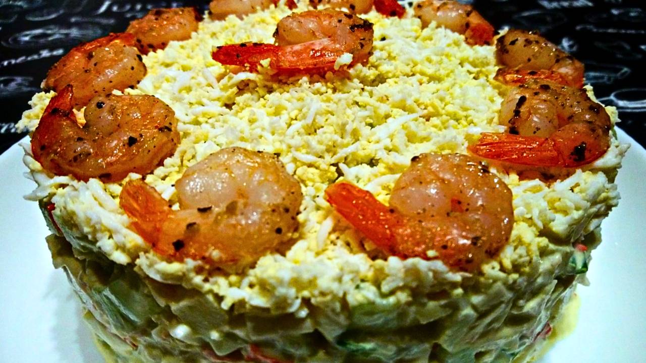 ПРАЗДНИЧНЫЙ САЛАТ С МЯСОМ КРИЛЯ / Очень вкусный салат с морепродуктами, авокадо, огурцом и яблоком