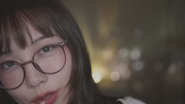 🧟♀️丧妹 ASMR／Making small talk after drinking+Read the poem,Fall asleep properly [SOMBIE]