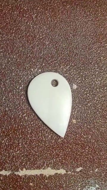 Медиаторы для гитары из кости в процессе изготовления