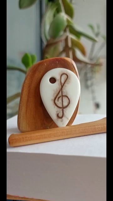 Костяной медиатор для гитары