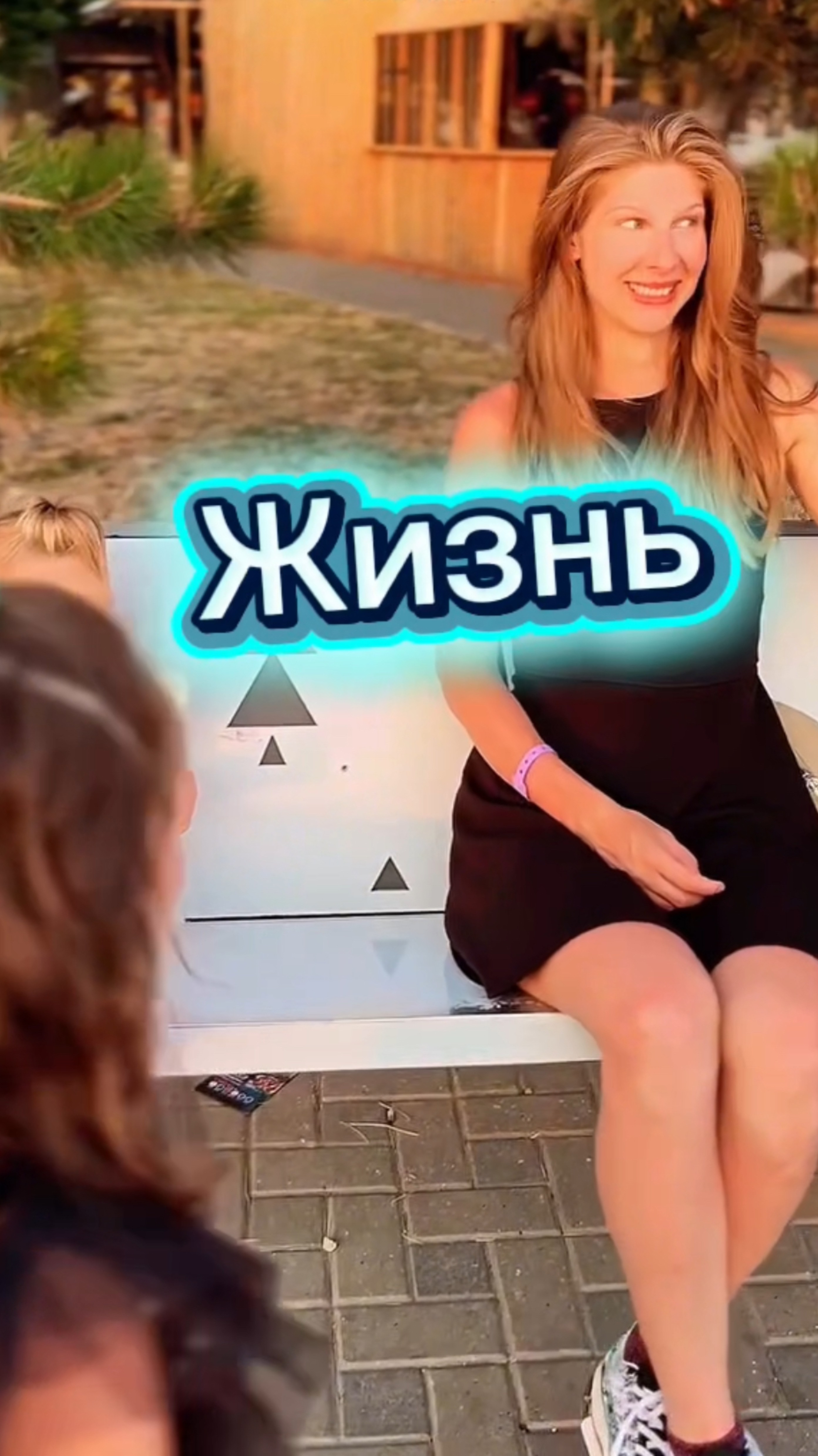 Все оборачивались, а она просто пела и танцевала😍