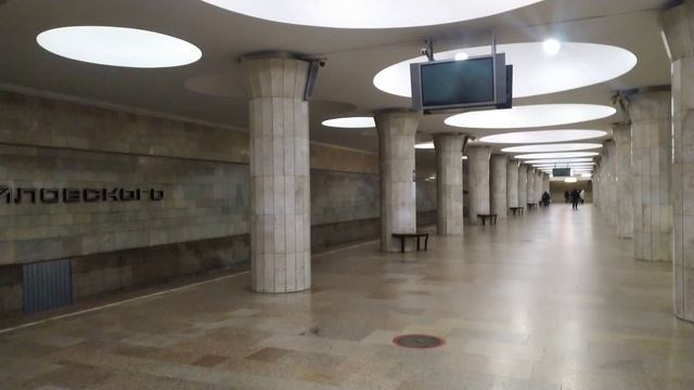 Сибирь. Новосибирск. Станция метро Площадь Гарина-Михайловского - интерьер, пассажиры  Фрагмент 7