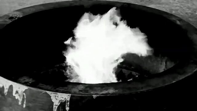 1968 год. Тюмень. Почетный караул комсомольцев у памятников Ленину.