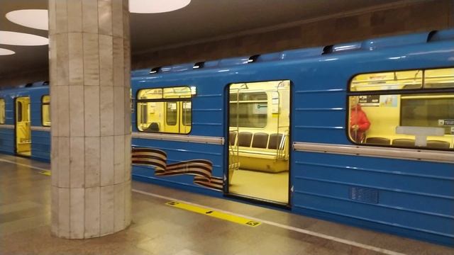 Сибирь. Новосибирск. Станция Площадь Гарина-Михайловского - интерьер, пассажиры  Фрагмент 8