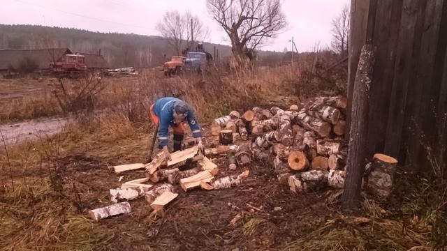 В деревне вместо фитнеса , колка дров.