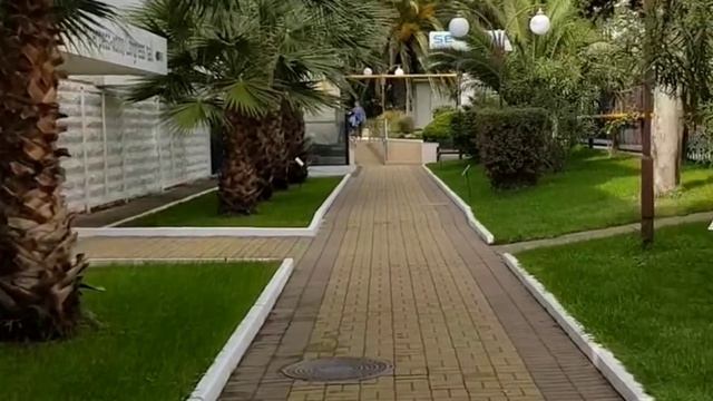 Осенняя прогулка по дворику гостиницы в центре Сочи.