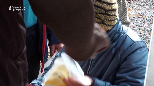 Работа автолавки в приграничном Климовском районе | ЛЮДИ