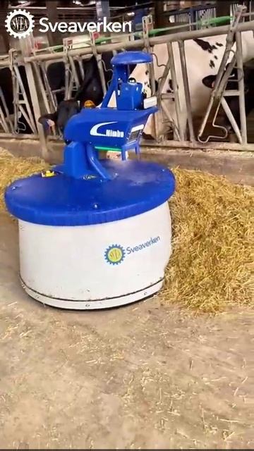 Смотрите, как робот преодолевает неровности в коровнике.