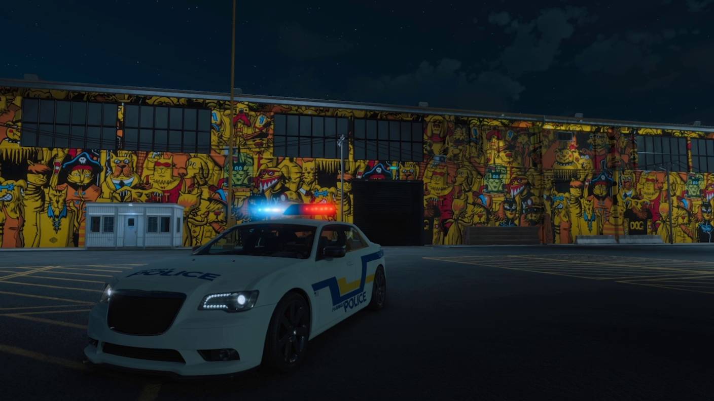 Желтая настенная роспись «Псы и коты» в Кахулуи находится тут в The Crew Motorfest