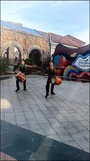 Мексикансы отжигают в танцах.