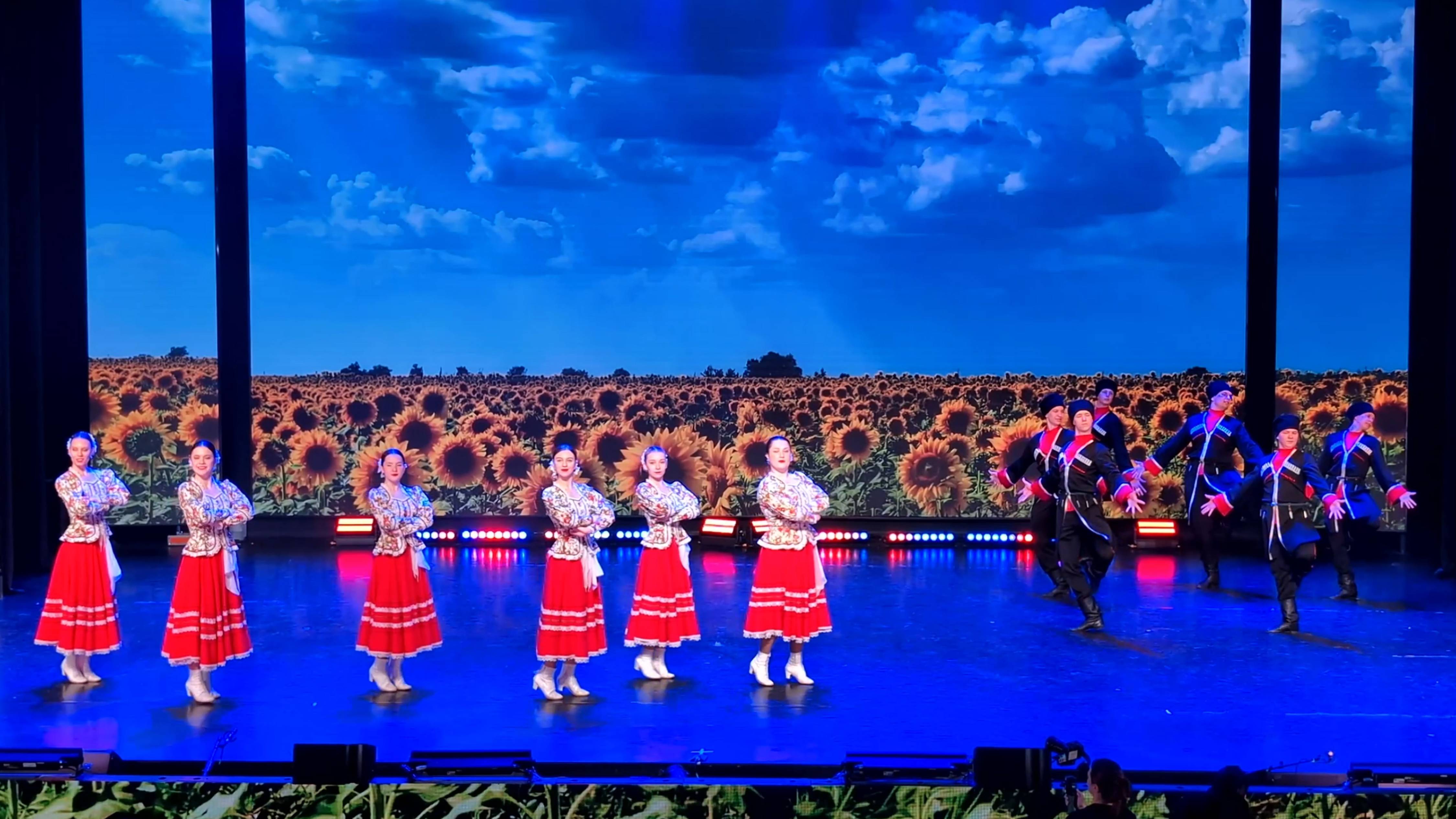 Казачий танец "Возвращались казаки"