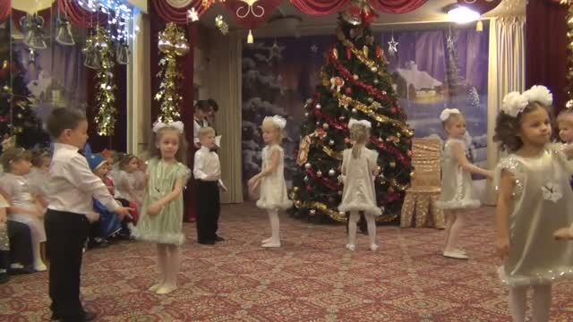 Танец часики на новогоднем празднике.