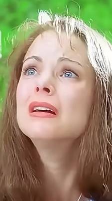 Ее волосы растут необычно длинными.