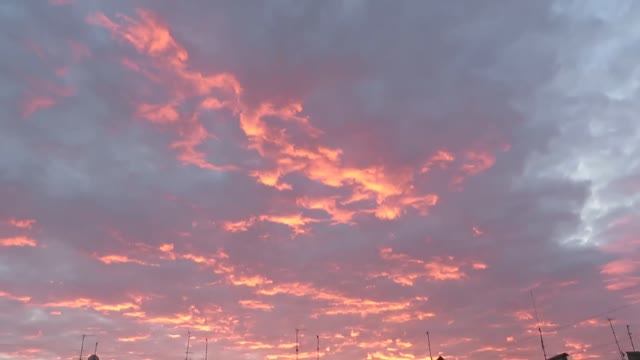 Горящее небо под звон колоколов храма Николы на козьих ножках.